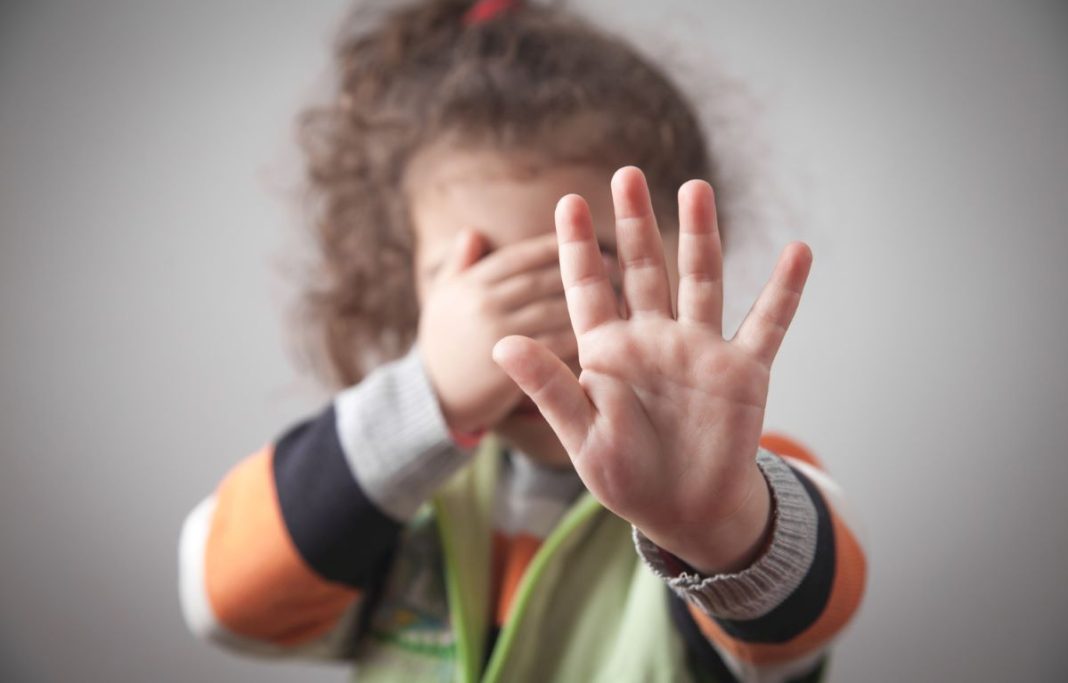 Mais de 90% das agressões contra crianças ocorrem em casa